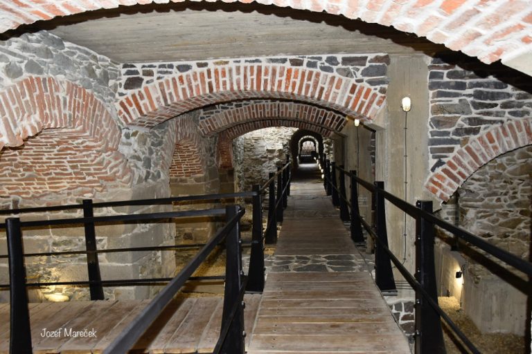 Slanský hrad - Hrad Slanec - Slanecký hrad (zrúcanina) - KETURIST